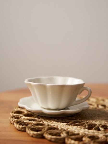 Sinsay - Keramická sada šálky s tanierikom v tvare kvetu - biela | FAVI.sk