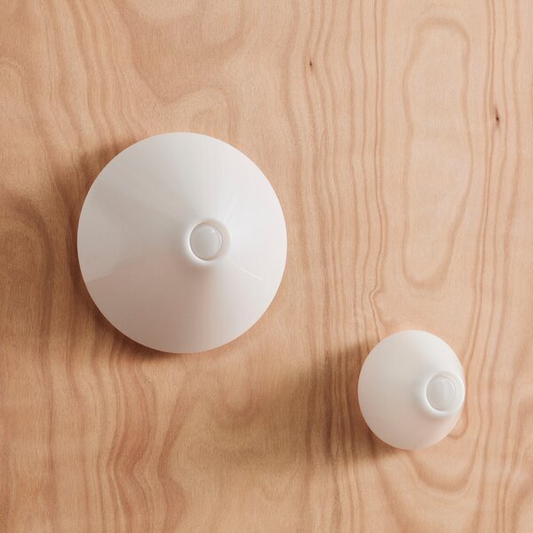 Nástenná lampa Ono Flush Ø350, White Opal – HAY | FAVI.sk