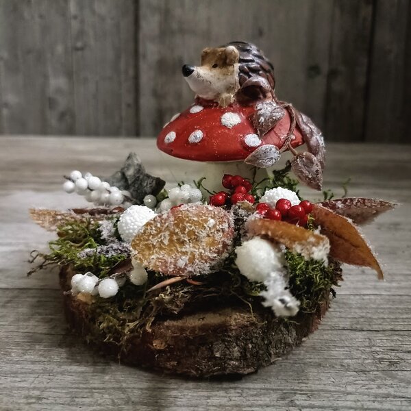 Ježko na muchotrávke na drevenom plate prírodný aranžmán biele ...