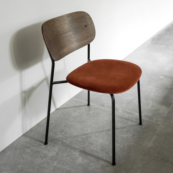 AUDO COPENHAGEN Stolička Co Chair, Black / Dark Oak / Velvet 62 | FAVI.sk